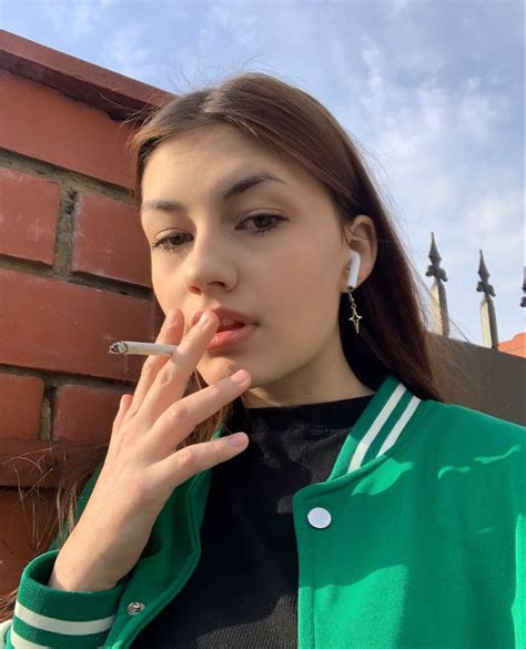 Зелёный бомбер лук ретро бомбер девушка в наушниках селфи