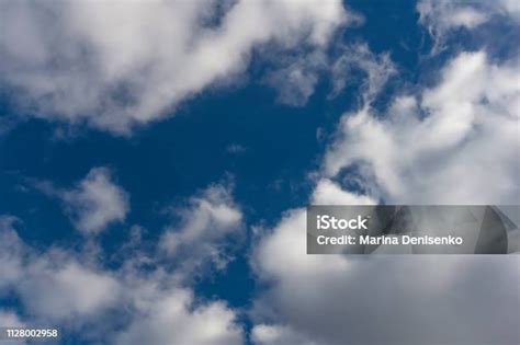 아름 다운 솜 털 흰 구름과 푸른 하늘입니다 사랑 기쁨 행복의 분위기입니다 모든 디자인에 대 한 좋은 배경 텍스트 및 항목에 대 한 장소 0명에 대한 스톡 사진 및 기타