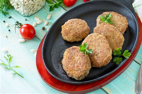 흰 콩 신선한 나물과 국내 고기 돈 까 스 맛 있는 튀김된 고기 Cutlets 신선한 채소와 부엌 식탁에 야채 가득 주철