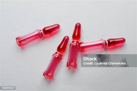 흰색 배경에 약물이 있는 제약 앰플 플랫 레이 0명에 대한 스톡 사진 및 기타 이미지 0명 개체 그룹 건강관리와 의술
