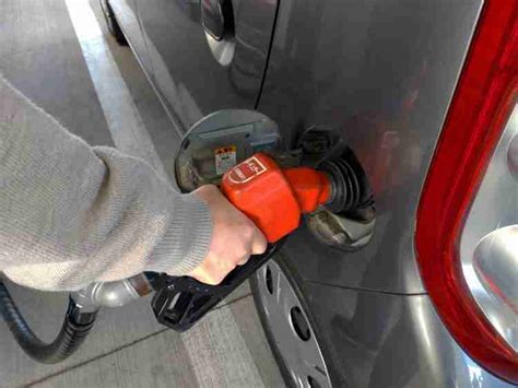 Veja quais são os riscos de abastecer um carro o motor ligado Alternativa Online