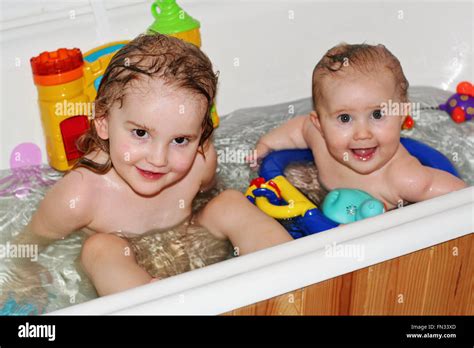 Les Enfants Les Enfants Les Petites Filles Samuser Jouant Dans Leau