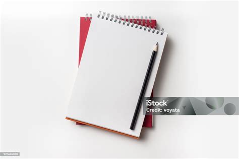 Tampilan Atas Notebook Spiral Merah Dan Koleksi Pensil Warna Foto Stok
