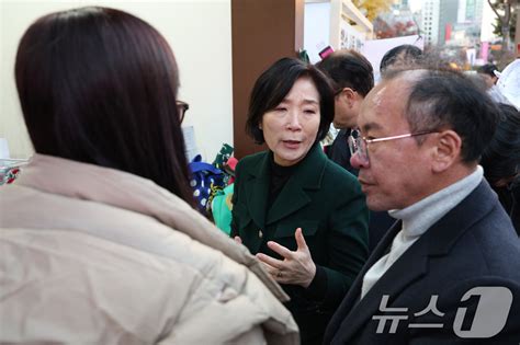 대화나누는 오영주 장관 뉴스1