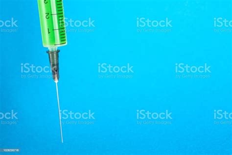 텍스트에 대 한 공간을 가진 파란 배경에 녹색 액체 의료 주사기 0명에 대한 스톡 사진 및 기타 이미지 0명 건강 진단
