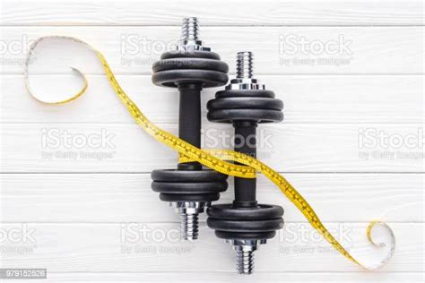 아령과 나무 표면에 테이프를 측정 하는 노란색의 상위 뷰 0명에 대한 스톡 사진 및 기타 이미지 0명 건강한 생활방식 노랑 Istock