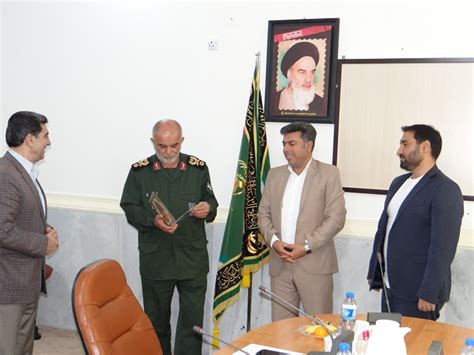 گزارش تصویری اهداء لوح تقدیر به مدیر درمان تامین اجتماعی بوشهر در مراسم تجلیل از خادمان سلامت