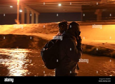 Lhomme Haïtien Porte Sa Fille Dans Ses Armes Pour Traverser Le Rio