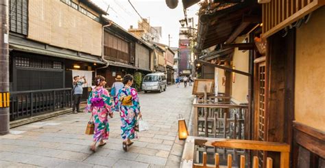 Night Walk In Gion Kyotos Geisha District