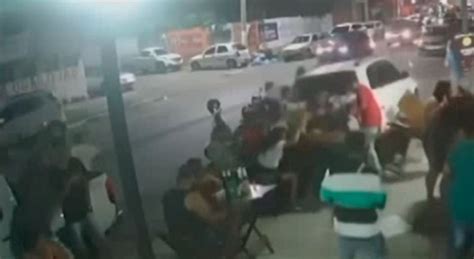 Mulher Perde O Controle Da Direção E Invade Bar Com Carro Deixando