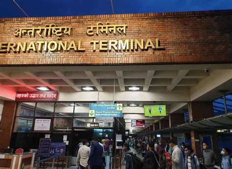 त्रिभुवन अन्तर्राष्ट्रिय विमानस्थलमा एक जना यात्रुलाई पुर्‍याउन ३ जना