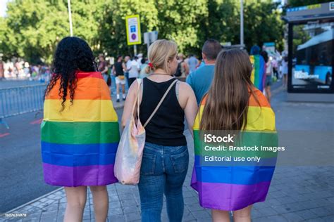 여름날 게이 퍼레이드에서 Lgbt 커뮤니티 도시 거리에서 열리는 프라이드의 달 파티 축하 행사 야외에서 밝은 깃발을 든 사람들
