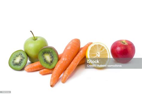흰색 바탕에 과일입니다 사과와 흰색 바탕에 키 위 레몬이 든 흰색 바탕에 레몬 키 위입니다 흰색 바탕에 과일의 당근 0명에 대한