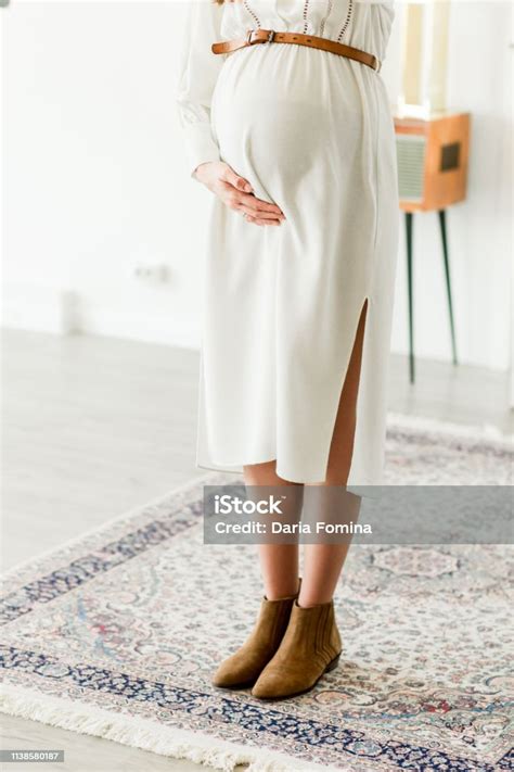 흰색 문 근처에 서 있는 모자에 젊은 아름 다운 임신한 여자 건강한 생활방식에 대한 스톡 사진 및 기타 이미지 건강한 생활방식 대기 디자인 Istock