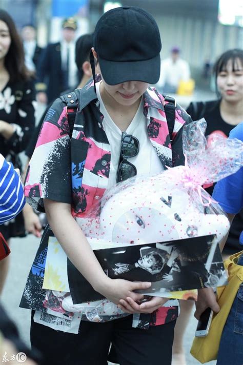 火箭少女sunnee楊芸晴現身，中性穿著突出風格，喜歡嗎？ 每日頭條