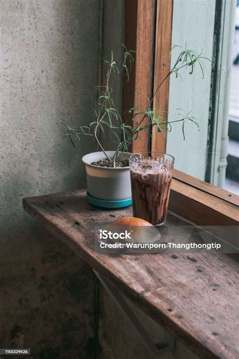 키가 큰 유리에 아이스 커피와 초콜릿 소박한 나무 테이블에 신선한 유기농 빵 선택적 초점 부엌에 대한 스톡 사진 및 기타 이미지 Istock