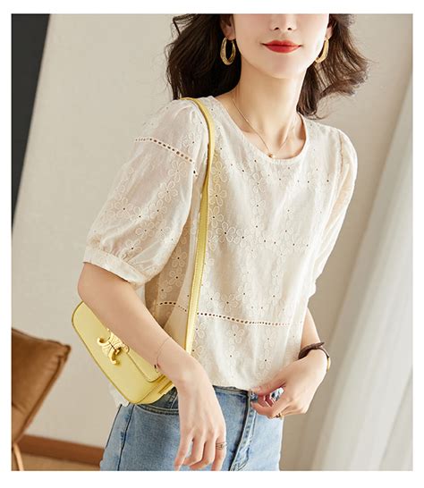 플라워 스티치 라운드넥 린넨 블라우스