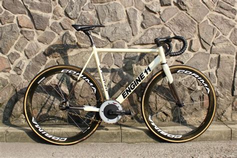 엔진11 스프린터 펄화이트 트랙 프레임셋 코리마 카본 디티스위스 튠 허브 커스텀 트랙 휠셋 Zipp 스프린트 Sl 스피드 Sl 카본 컴포넌트 로터 알듀 트랙 크랭크셋 커스텀