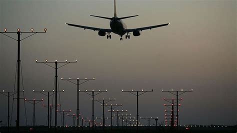 Пътници скачаха от самолет на австралийско летище заради фалшива бомбена заплаха Новини бг