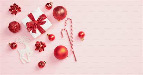 파스텔 핑크 배경에 리본 활과 빨간 크리스마스 장식이 있는 흰색 선물 상자 크리스마스 구성 최소한의 스타일 사진 Unsplash의 묶인 활 이미지