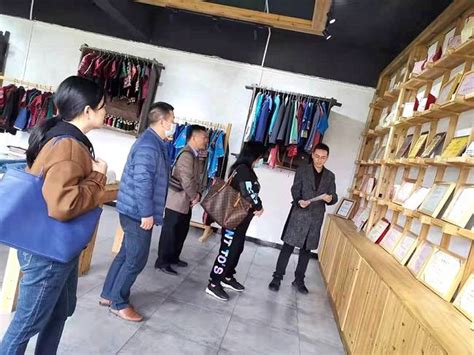 州市场监管局副局长杨忠敏一行到施秉开展“小个专”党建工作调研企业