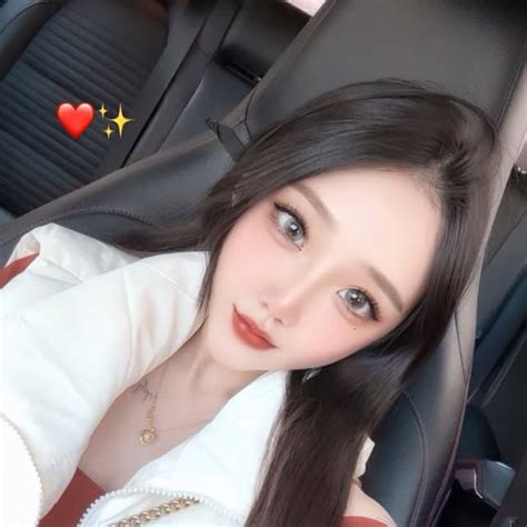 有一次跟我姊視訊，我姊真的話太多，但我又不想表現出不耐煩的樣子，所以假裝我這邊卡了。 我一直沒動，我以為裝個二三十秒我姊就會掛了，結果她突然說