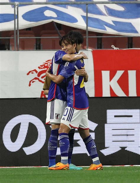＜日本・エルサルバドル＞前半、ゴールを決めた久保（右）は三笘と抱き合って喜ぶ（撮影・西海健太郎） ― スポニチ Sponichi Annex サッカー