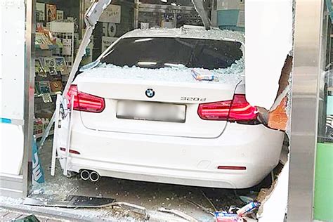 페달 착각해 ‘가게로 돌진 논란의 고령 운전자 역대급 사고 터진 상황 뉴오토포스트