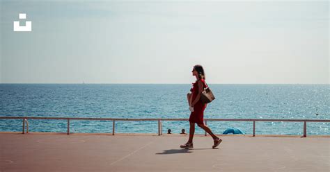 Foto Una Mujer Caminando Por Un Muelle Junto Al Océano Imagen Persona