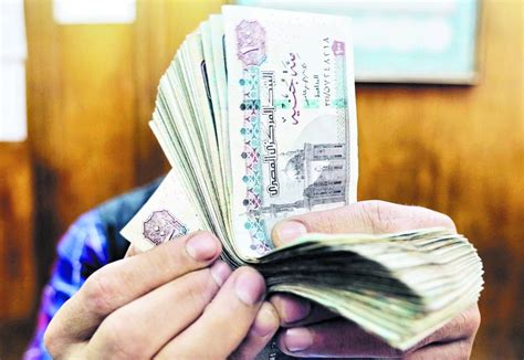 هل تنتهي السوق السوداء للدولار في مصر؟ صحيفة الخليج