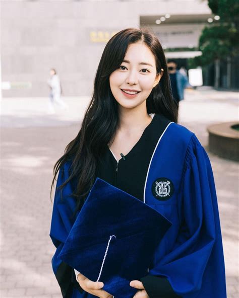 8 Potret Wisuda Shin Seul Ki Single S Inferno 2 Memesona