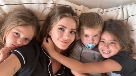 La China Suárez saludó a Vicuña y Cabré por el día del padre
