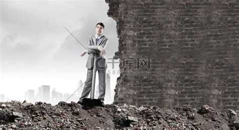 拿着锤子的商人高清摄影大图 千库网