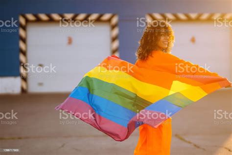 아름다운 아프리카 계 미국인 레즈비언 여자 와 Lgbt 무지개 플래그 에 일몰 개념에 대한 스톡 사진 및 기타 이미지 개념