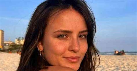 Larissa Manoela posa na academia e ostenta abdômen trincado Famosos