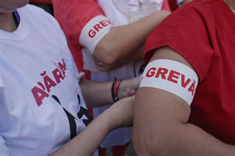 Proteste din partea medicilor în Vâlcea Grevă japoneză Medicii de