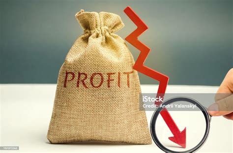 돈과 단어 이익과 아래쪽 화살표와 가방 실패 한 비즈니스 및 빈곤 이익 감소 투자 손실 낮은 임금 경제 위기 금융 시장의 몰락 낮음에 대한 스톡 사진 및 기타 이미지
