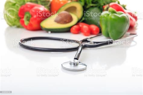 다양 한 신선한 야채와 흰색 바탕에 청진 기 0명에 대한 스톡 사진 및 기타 이미지 0명 건강관리와 의술 건강한 식생활