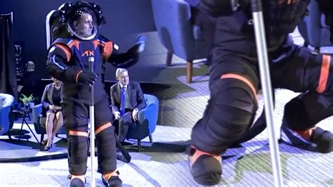 달에서 쪼그려 앉을 수 있다 Nasa 42년 만에 새 우주복 공개