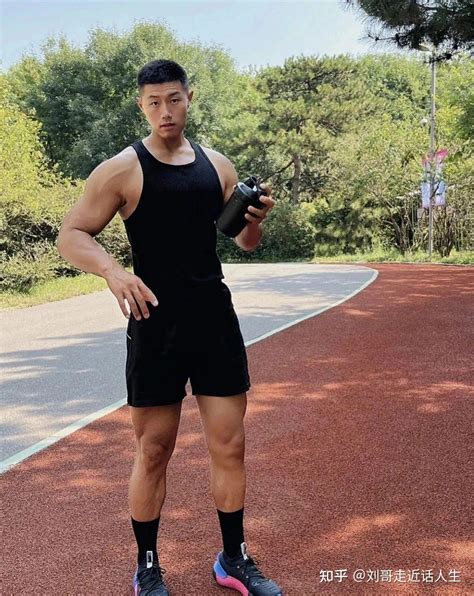 寸头黑皮飞行员小哥，脱衣后的身材太可了 知乎