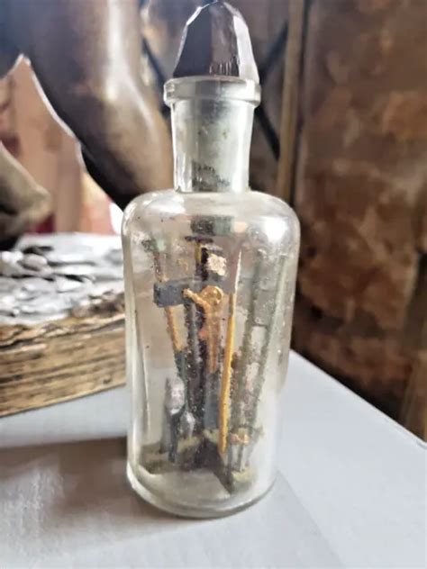 Rare Bouteille La Passion Du Christ Verre Soufflé Xixe Reliquaire