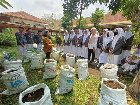 P UM Edukasi Pengelolaan Sampah Untuk Generasi Muda Universitas Negeri Malang UM