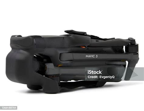 새 Dji Mavic 3 무인 항공기 흰색 배경에 포장을 풀 때 Ua에서 Dji 세계 적인 선두 주자 개발자 및 제조 업체