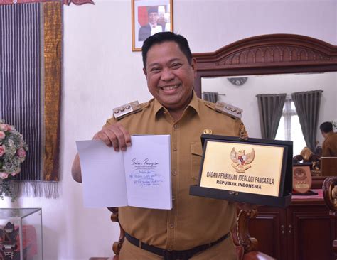 Dapat 2 Buku ‘pancasila Dari Kepala Bpip Bupati Eddy Berutu Senang
