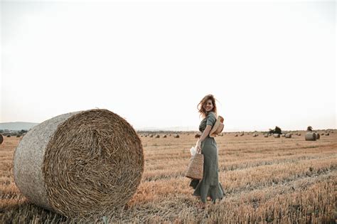 짚 더미를 들고 수확한 들판에 서 있는 젊은 여자 복사 공간이 있는 농업 배경 여름과 가을 수확 개념입니다 20 29세에 대한 스톡 사진 및 기타 이미지 Istock