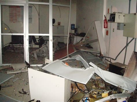 G1 Bandidos explodem caixa eletrônico e destroem agência no Oeste de