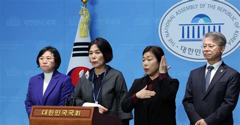 사퇴 발표하는 최민희 방통위 상임위원 내정자