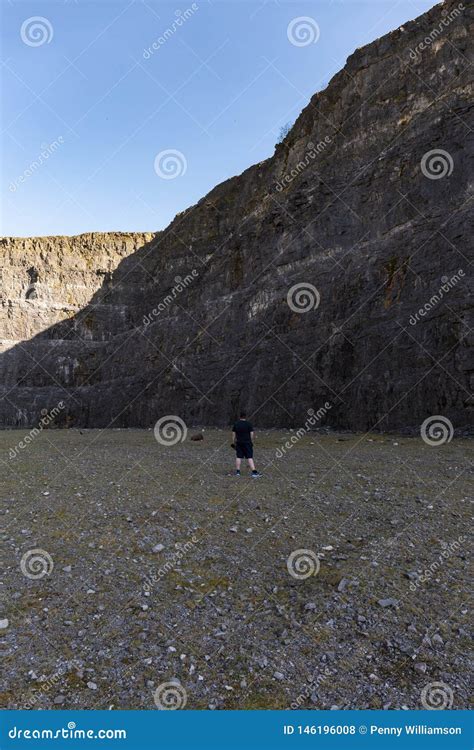 Carri re Abandonn e Dans U K Avec Un Homme Regardant La Vue Photo stock Image du durée