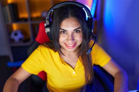 Streamer de mujer árabe hermosa joven sonriendo confiada sentada en la