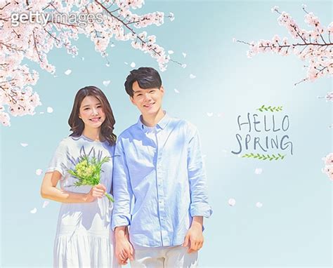 봄 벚꽃 벚꽃축제 데이트 커플 인간관계 사랑 컨셉 스킨십 밝은표정 이미지 Jv11343061 게티이미지뱅크